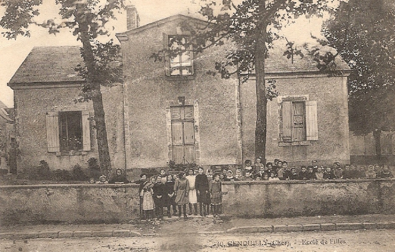 Photos et carte postales anciennes de Genouilly - Mairie de Genouilly et son village (Cher).